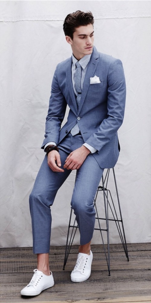 Te compartimos algunos tips para combinar tenis casuales con traje formal